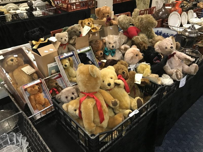 TWO TRAYS OF COLLECTORS TEDDY BEARS IN NEW CONDITION WITH BOXES ...