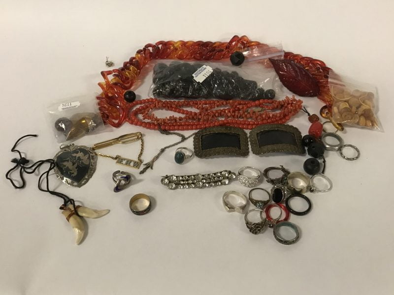 COLLECTION OF JET, AMBER, SILVER RINGS ETC - Southgate Auction Rooms