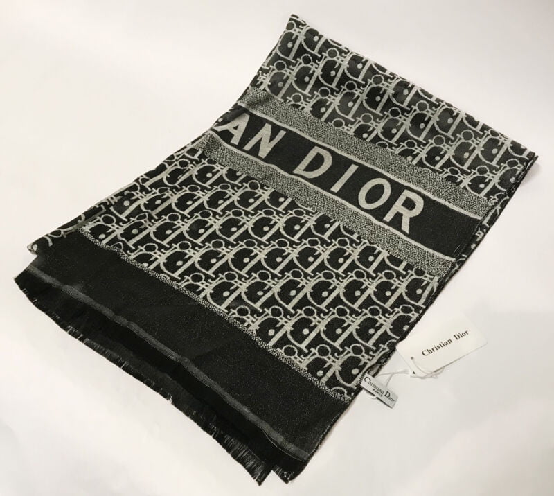 CHRISTIAN DIOR WRAP - Southgate Auction Rooms