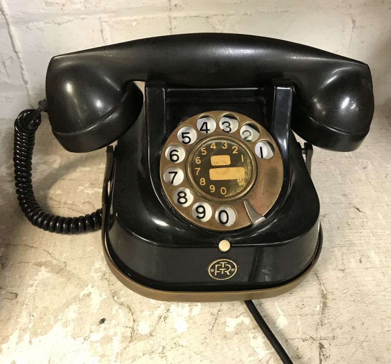EARLY BAKELITE TELEPHONE - Southgate Auction Rooms