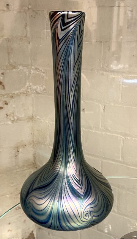 ORIENTAL FLAME IRIDESCENT PEACOCK FEATHER ART GLASS VASE - SIGNED 26CMS ...
