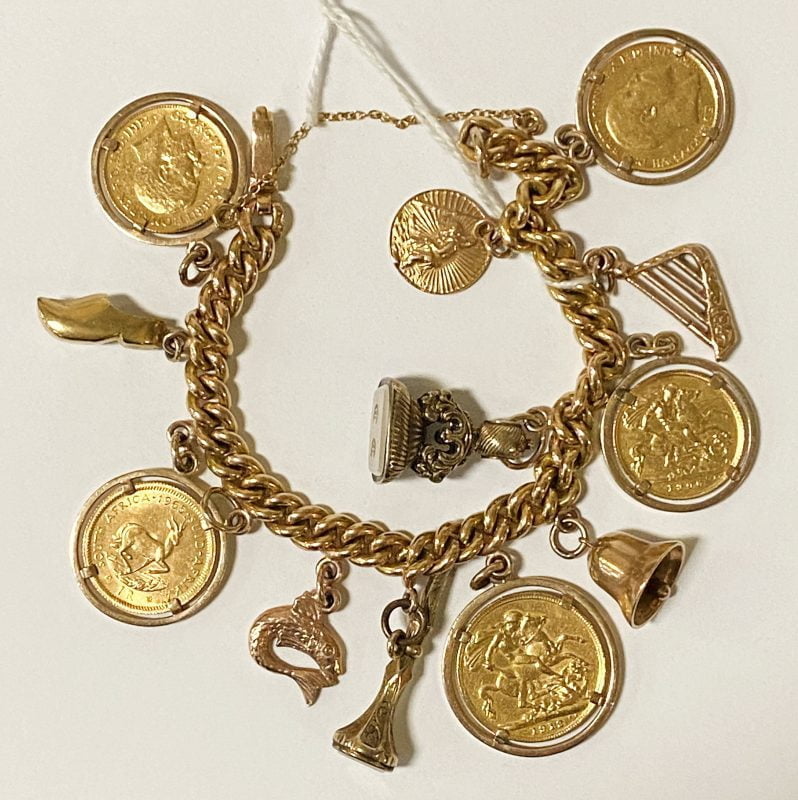 3 HALF SOVEREIGNS, 1 FULL SOVEREIGN, 1 RAND WITH CHARMS & AN 18CT GOLD ...