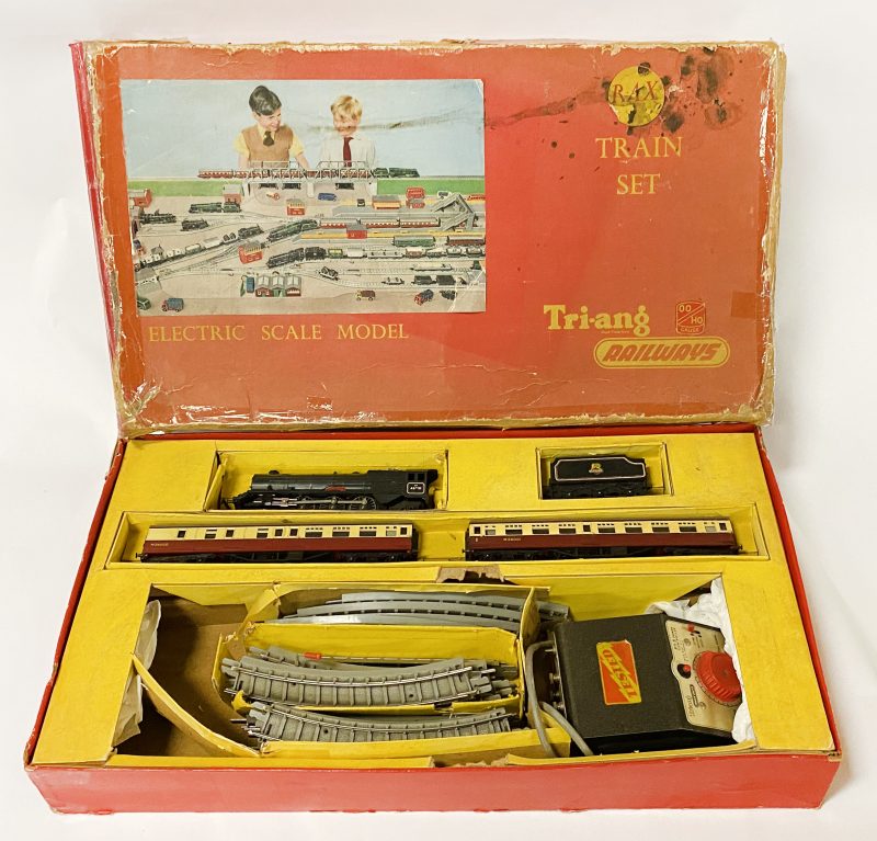 TRIANG MODEL TRAIN SET IN BOX - Southgate Auction Rooms