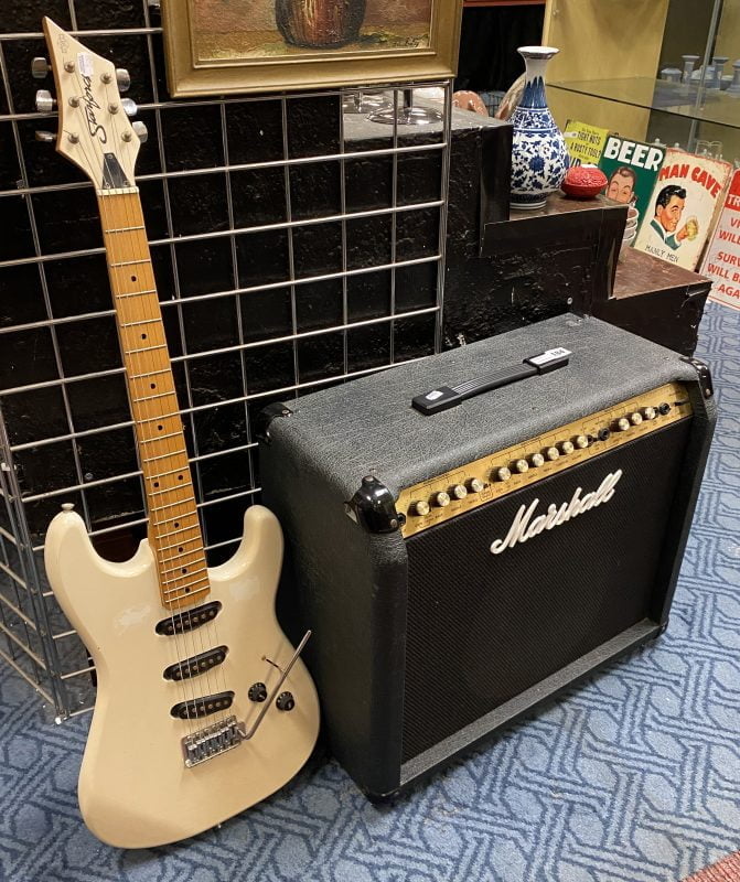 MARSHALL GUITAR AMP & ELECTRIC GUITAR - Southgate Auction Rooms