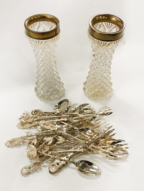 QTY OF SILVER DESSERT SPOONS, FORKS & TWO SILVER RIM VASES - 15 OZS ...