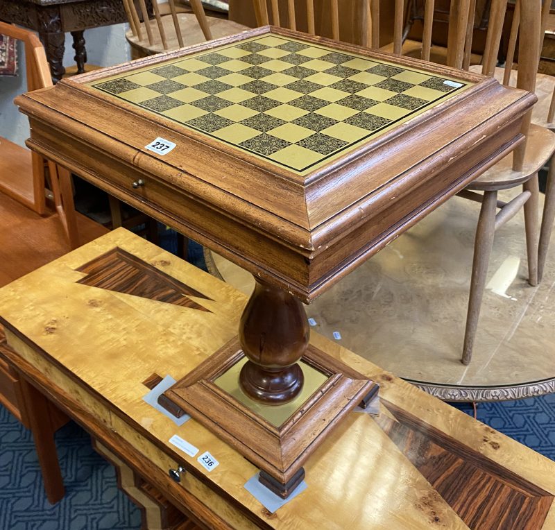 MEDIEVAL CHESS SET / DRAUGHTS TABLE - Southgate Auction Rooms