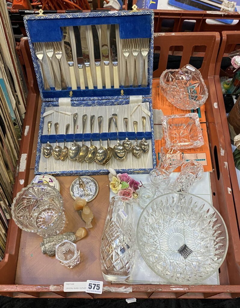 1 TRAY OF CRYSTAL GLASS / CUTLERY SET ETC - Southgate Auction Rooms