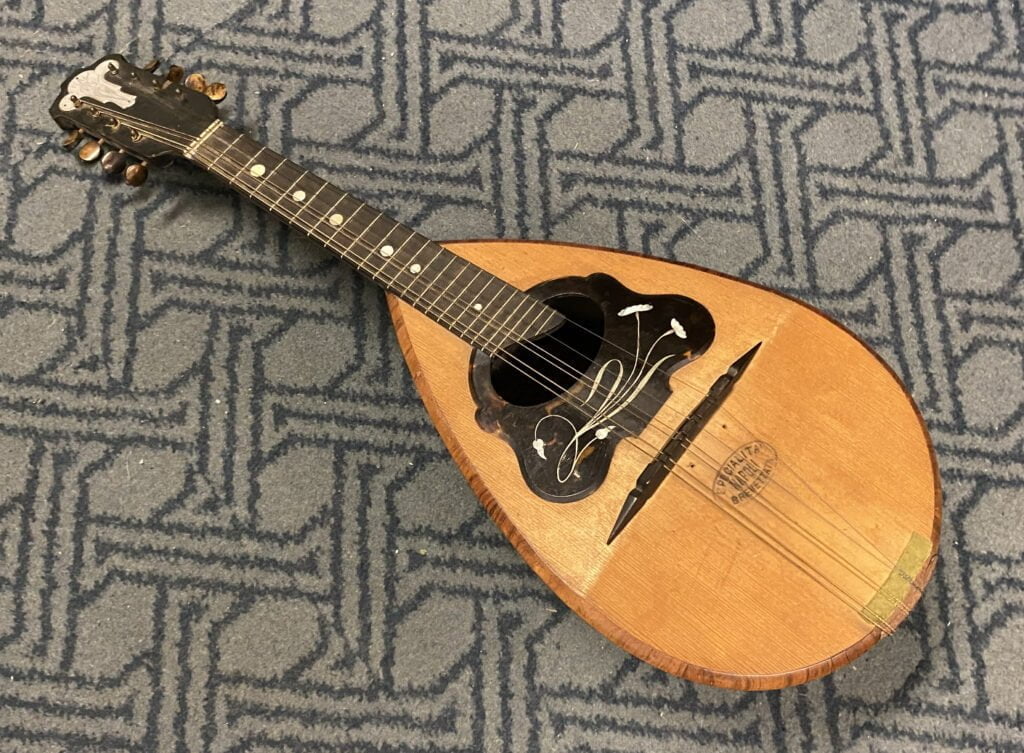 ITALIAN MANDOLIN - Southgate Auction Rooms