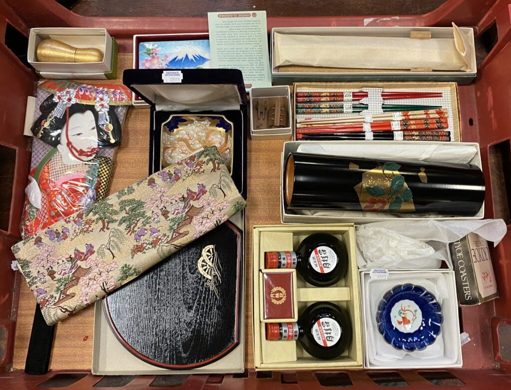 TRAY OF JAPANESE COLLECTABLES & ITEMS - Southgate Auction Rooms