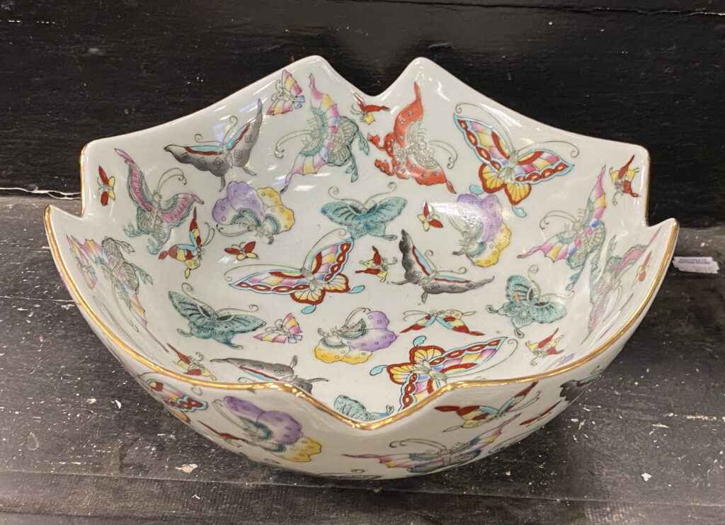 ORIENTAL PORCELAIN BUTTERFLY BOWL - Southgate Auction Rooms