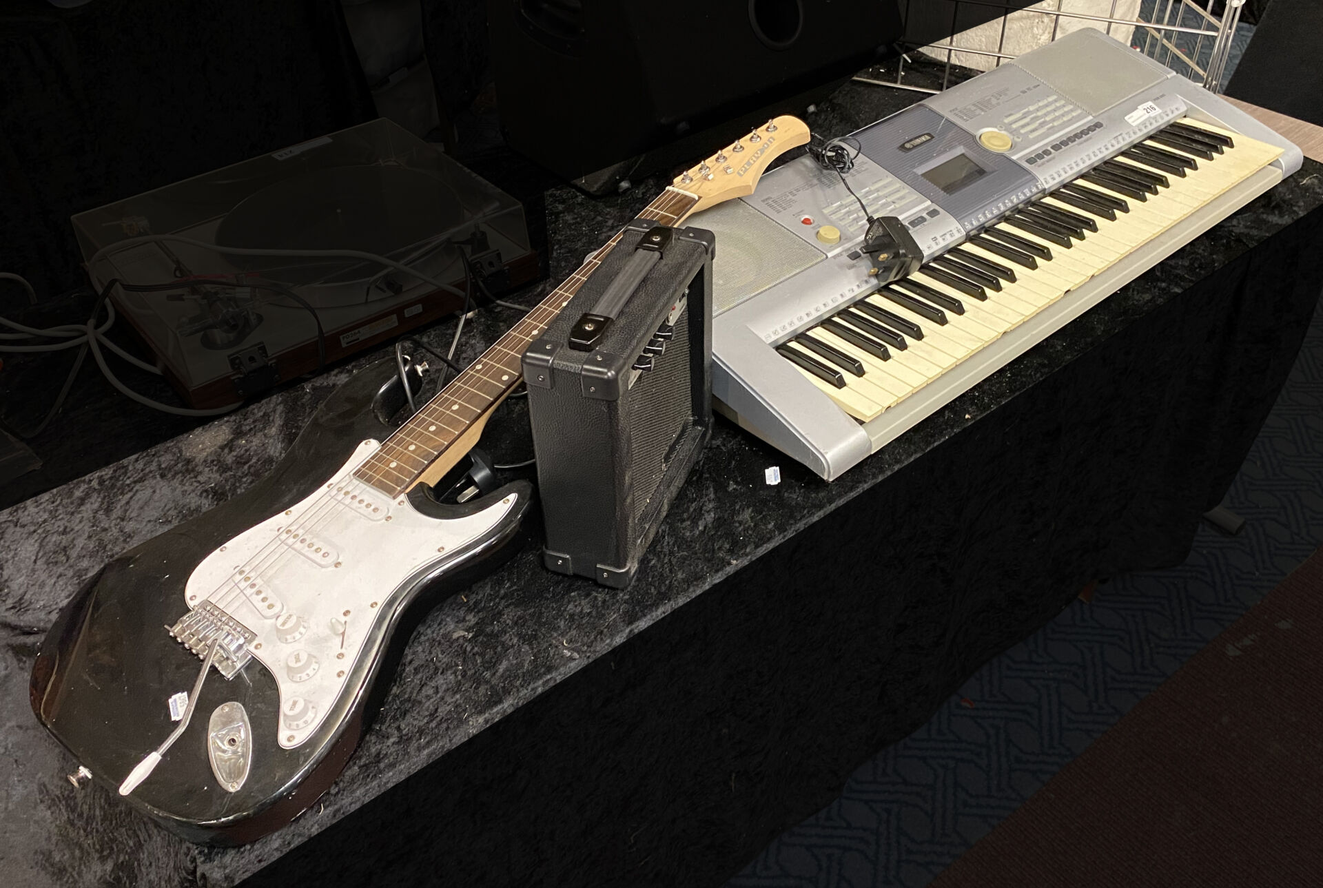 YAMAHA KEYBOARD & STRAT STYLE ELECTRIC GUITAR & MINI PRACTICE AMP ...