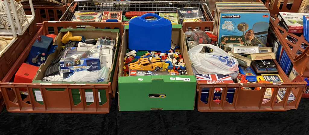 TRAY OF LEGO, LPS, BOXED MODEL CARS & TOP TRUMPS - Southgate Auction Rooms