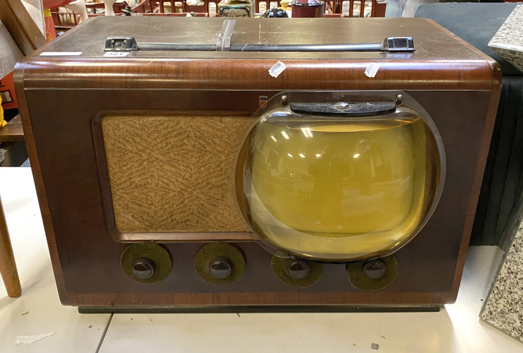 PHILIPS VINTAGE VALVE TELEVISION - Southgate Auction Rooms