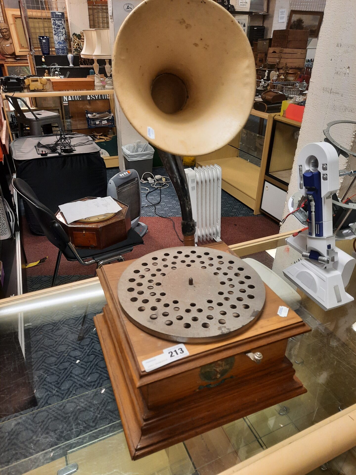 EARLY GRAMOPHONE W/HORN - Southgate Auction Rooms