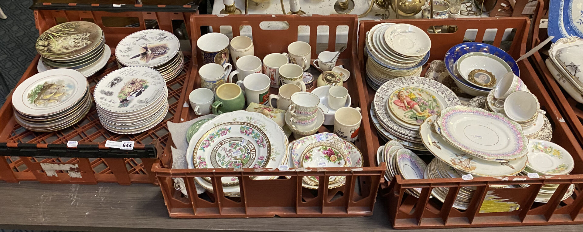 3 TRAYS OF CHINA & COLLECTORS PLATES - Southgate Auction Rooms