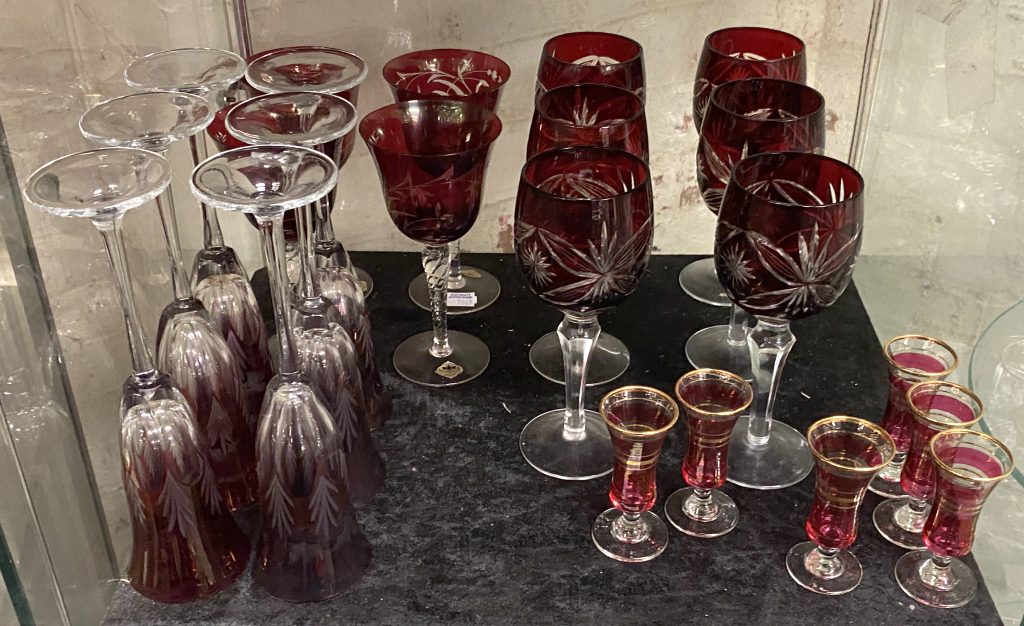 QTY OF RUBY COLOURED GLASSWARE - Southgate Auction Rooms