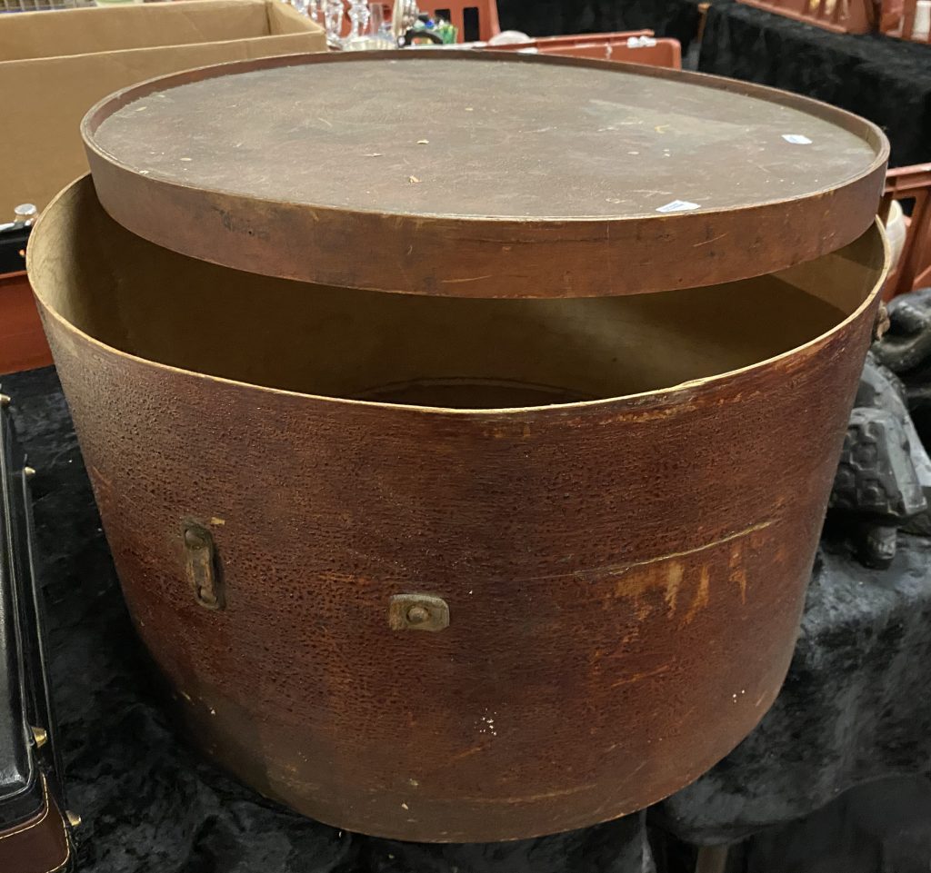 OLD HAT BOX - Southgate Auction Rooms