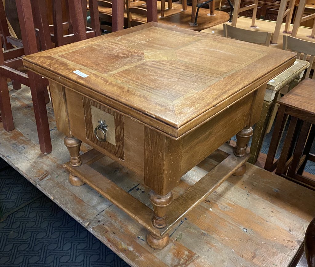 OAK SQUARE TABLE WITH DRAWER - Southgate Auction Rooms
