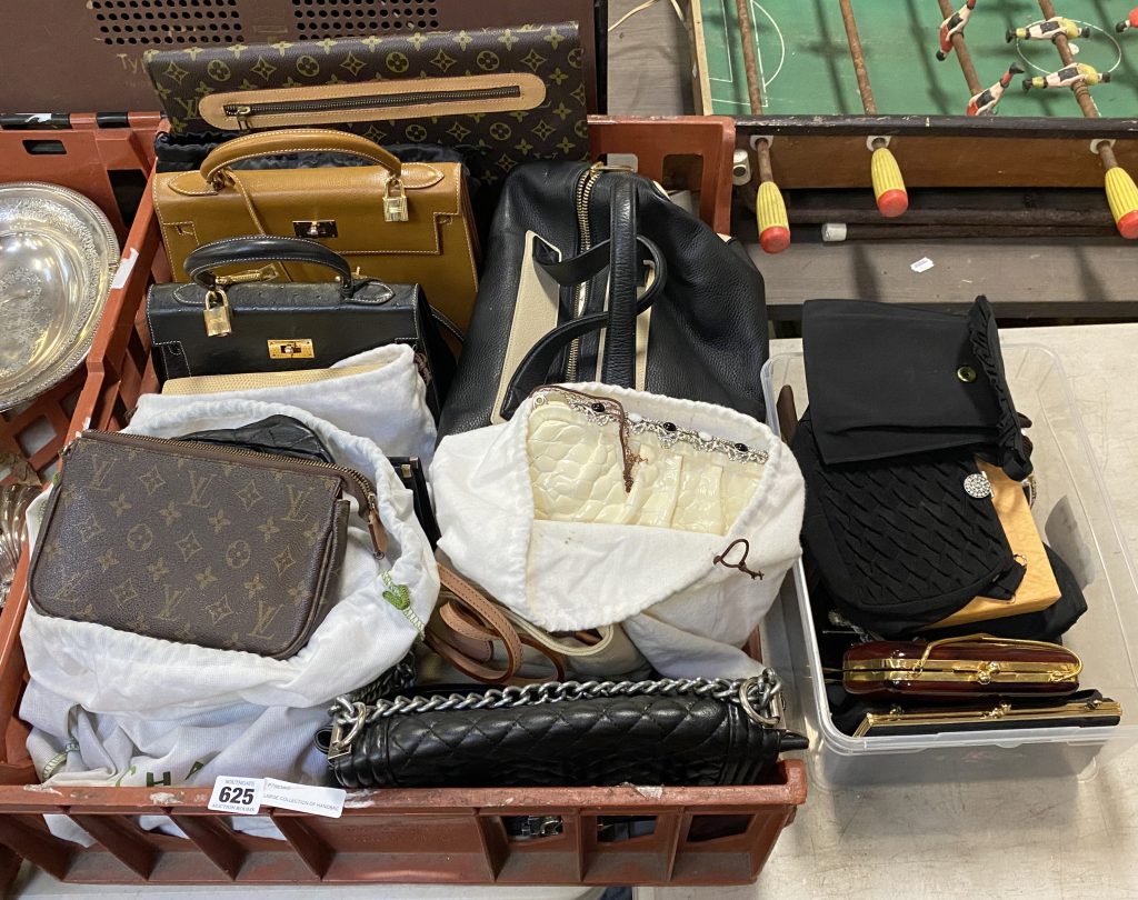 LARGE COLLECTION OF HANDBAGS / EVENING BAGS - Southgate Auction Rooms