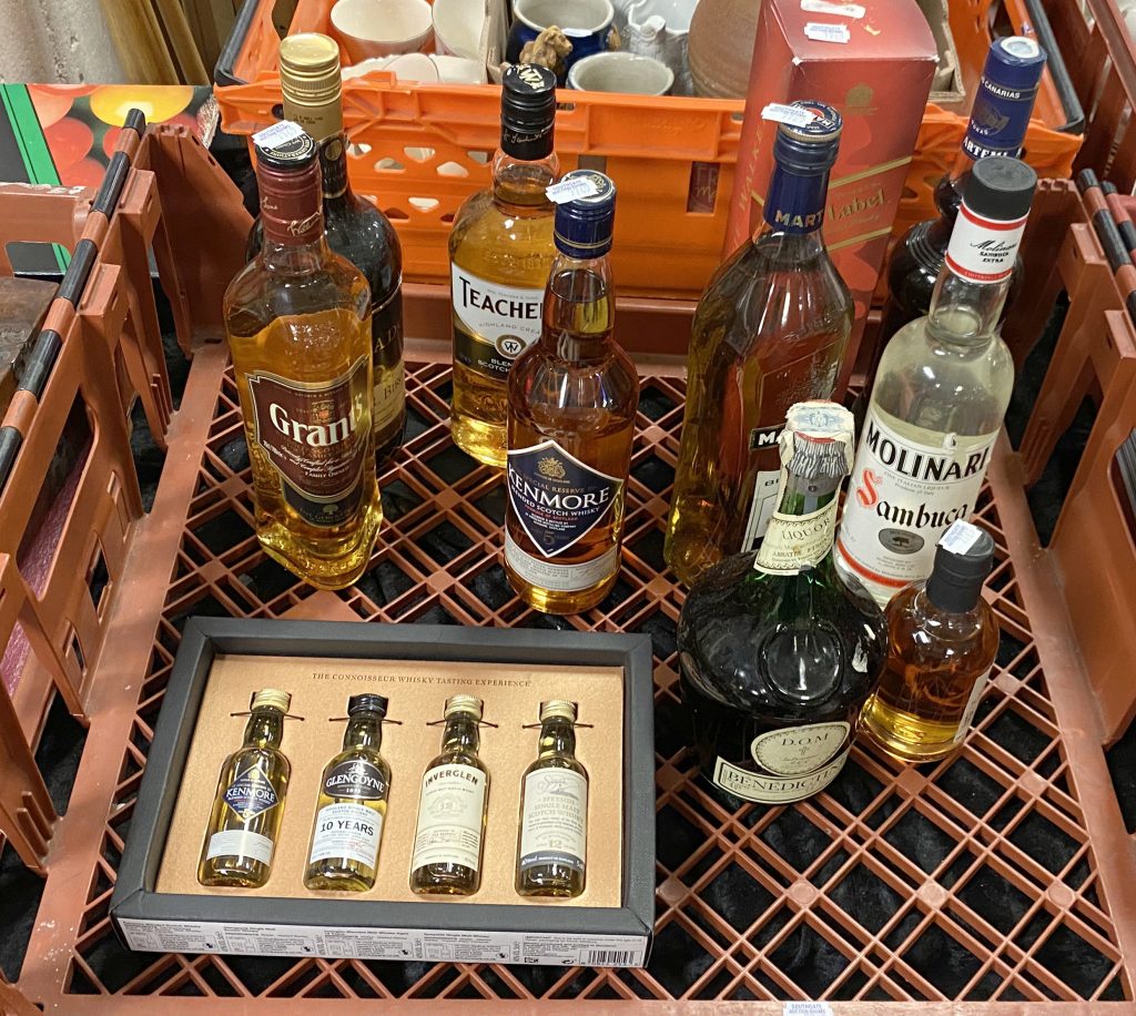 COLLECTION OF ALCOHOL - MAINLY BLENDED WHISKEY - Southgate Auction Rooms