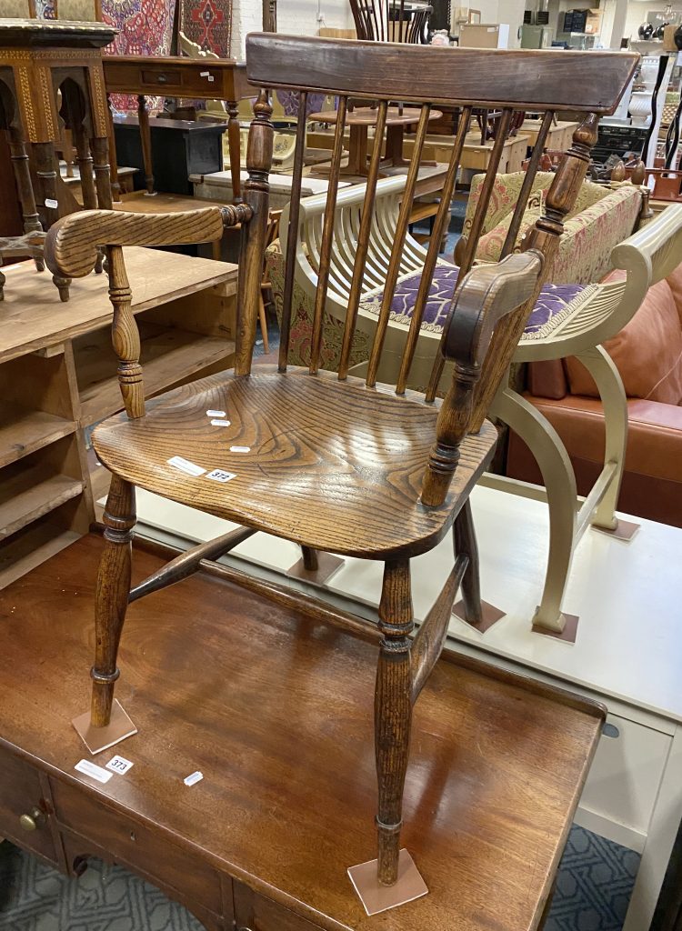 OAK SPINDLE BACK WINDSOR CHAIR - Southgate Auction Rooms