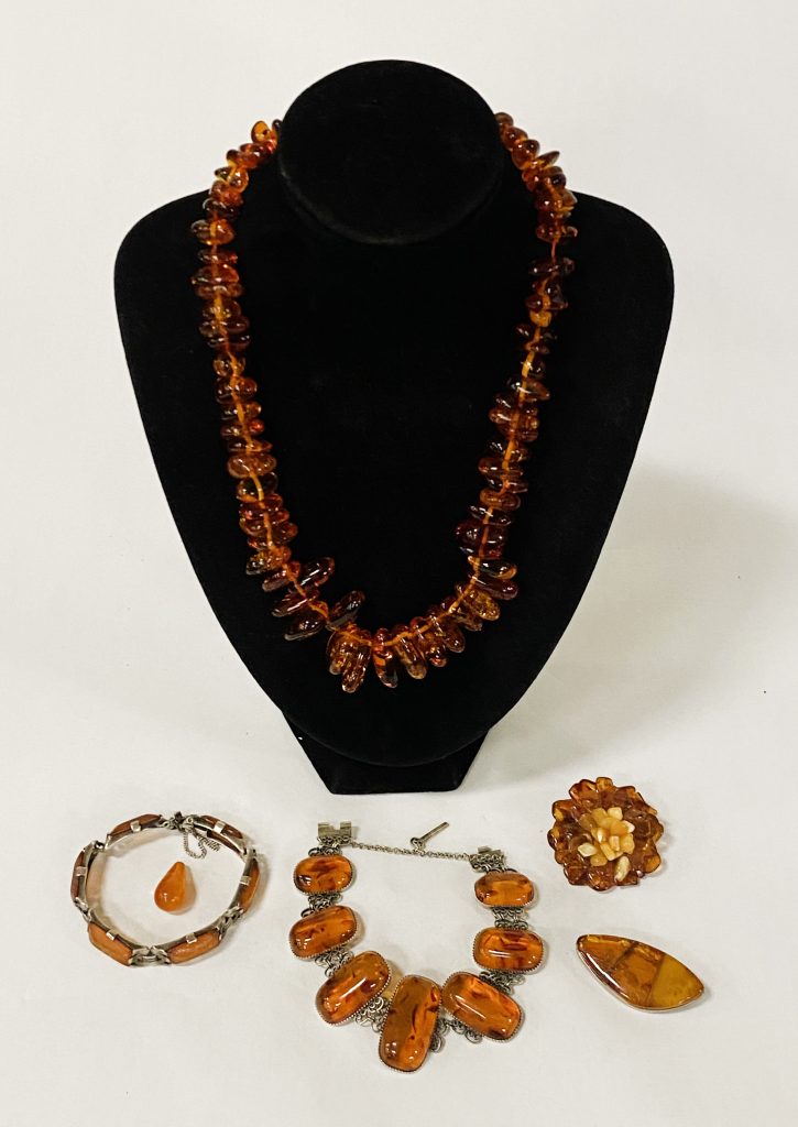 COLLECTION OF BALTIC AMBER - Southgate Auction Rooms
