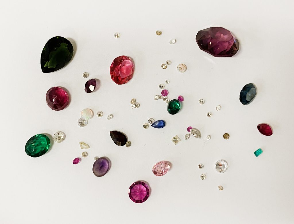 COLLECTION OF LOOSE GEMSTONES TO INCLUDE DIAMONDS, EMERALDS & RUBIES ...