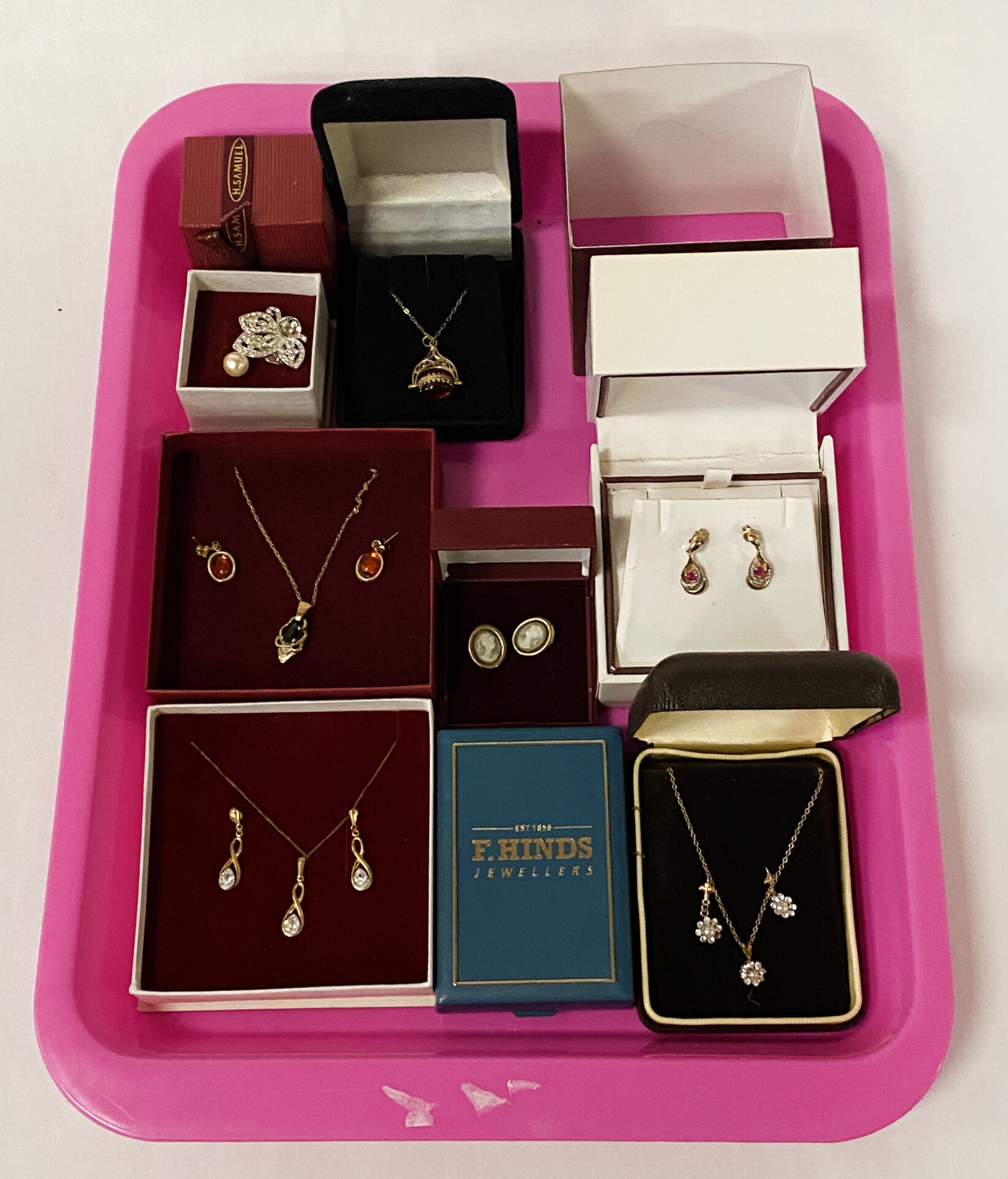 COLLECTION OF JEWELLERY - Southgate Auction Rooms