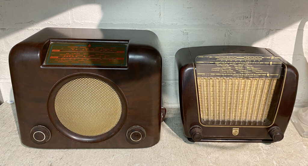 TWO EARLY BAKELITE WIRELESS - BUSH S.A.C 90A & PHILLIPS - Southgate ...