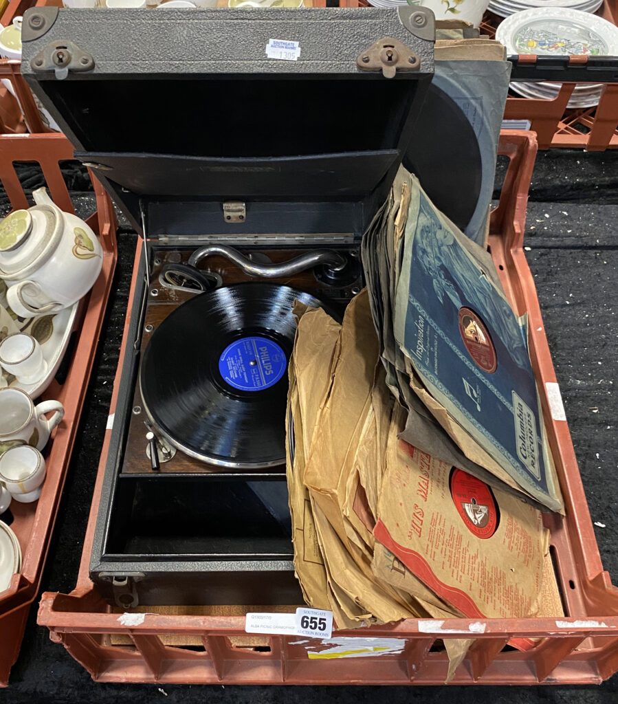 ALBA PICNIC GRAMOPHONE & RECORDS - Southgate Auction Rooms