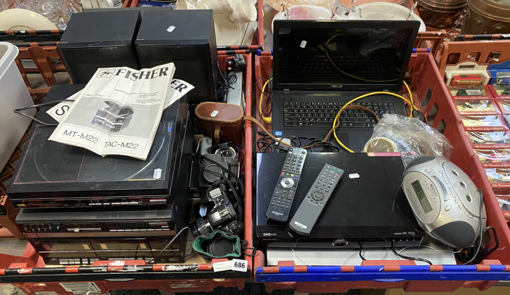 2 TRAYS OF HI FI & CAMERA - Southgate Auction Rooms