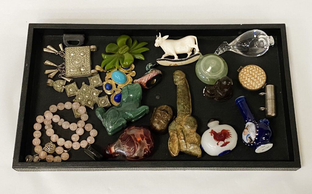 TRAY OF INTERESTING TRINKETS & ITEMS - Southgate Auction Rooms
