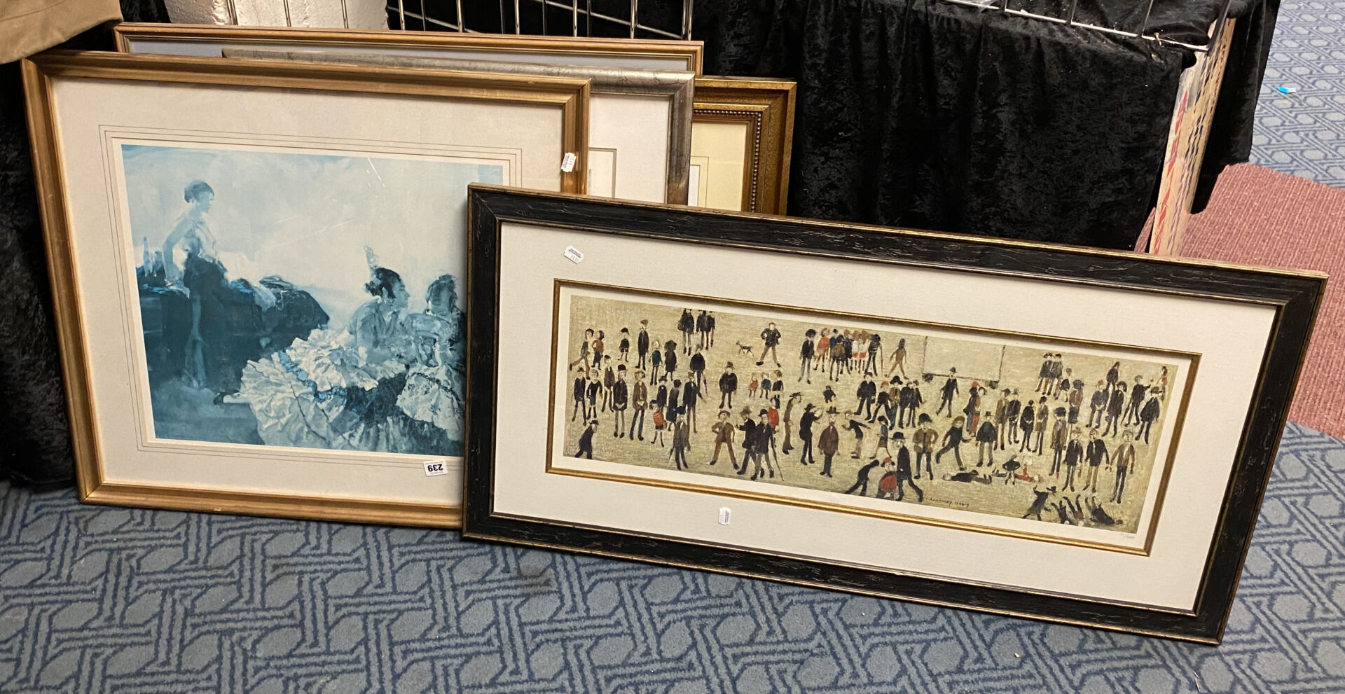 COLLECTION OF PRINTS TO INCLUDE SOME LOWRY PRINTS AND SOME RUSSELL ...