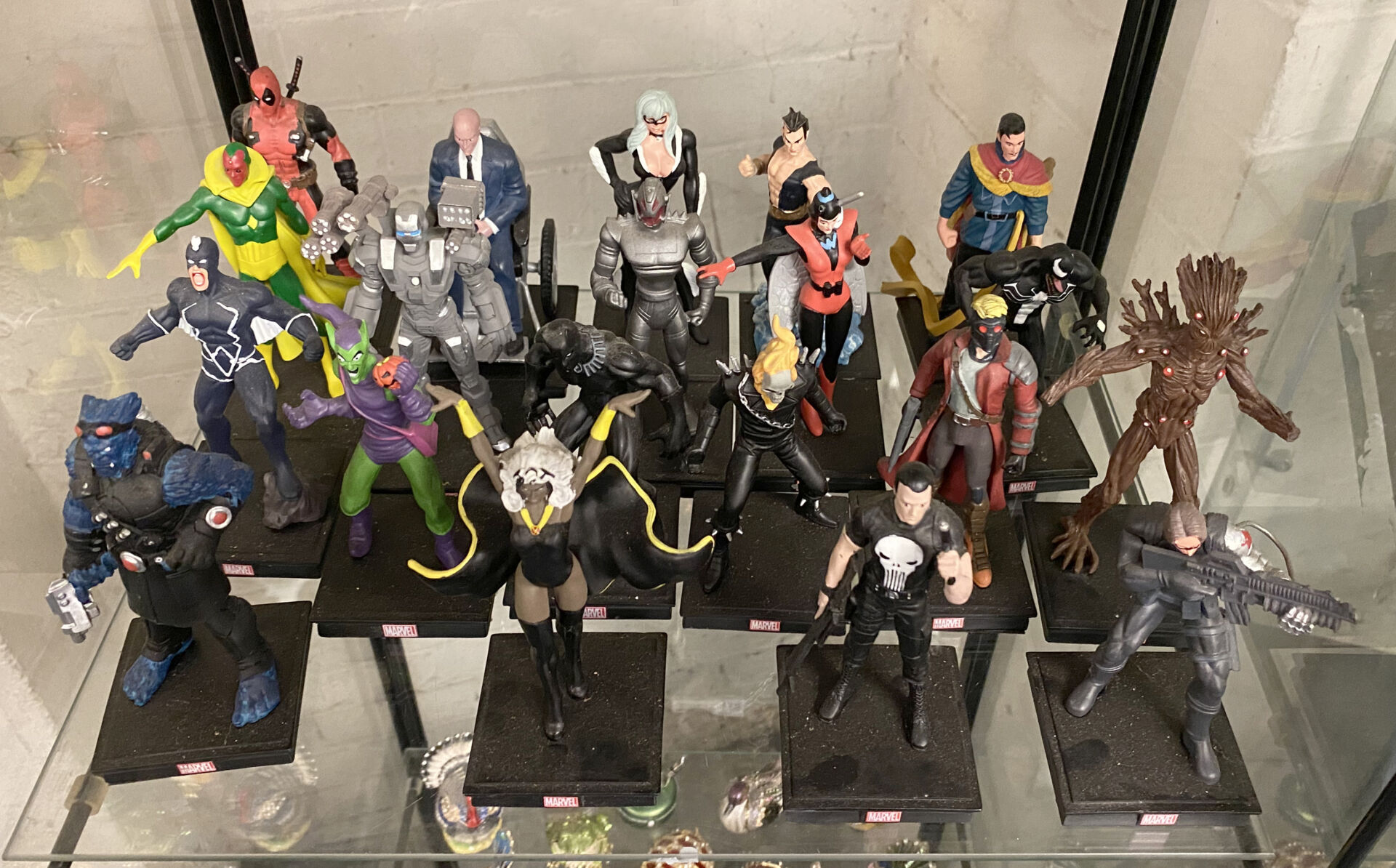 20 MARVEL FIGURES ON STANDS - Southgate Auction Rooms