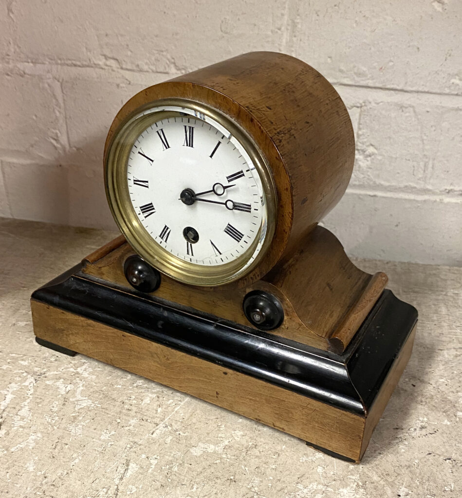 SMALL MANTLE CLOCK - Southgate Auction Rooms