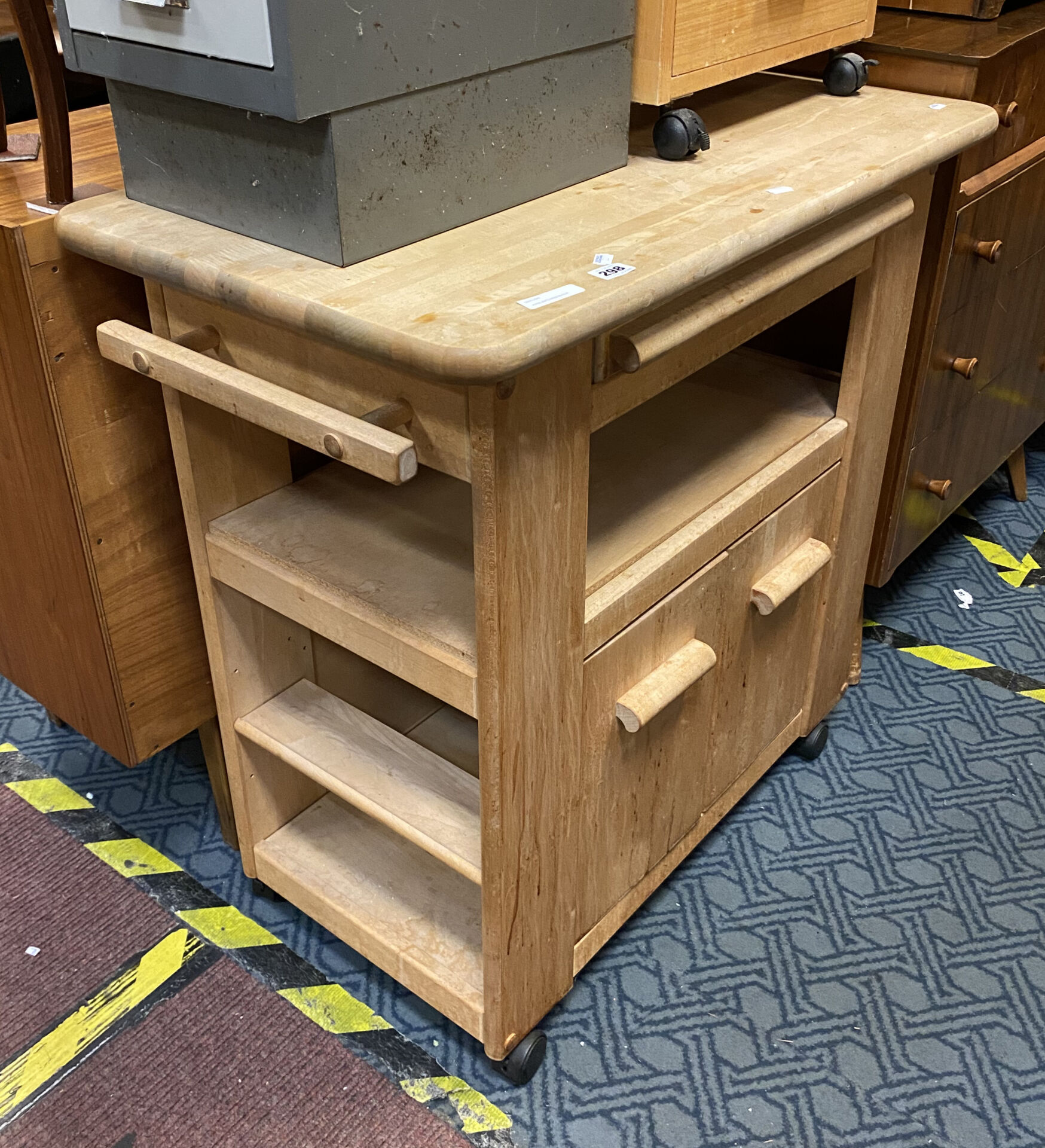 LARGE MODERN BUTCHERS BLOCK - Southgate Auction Rooms