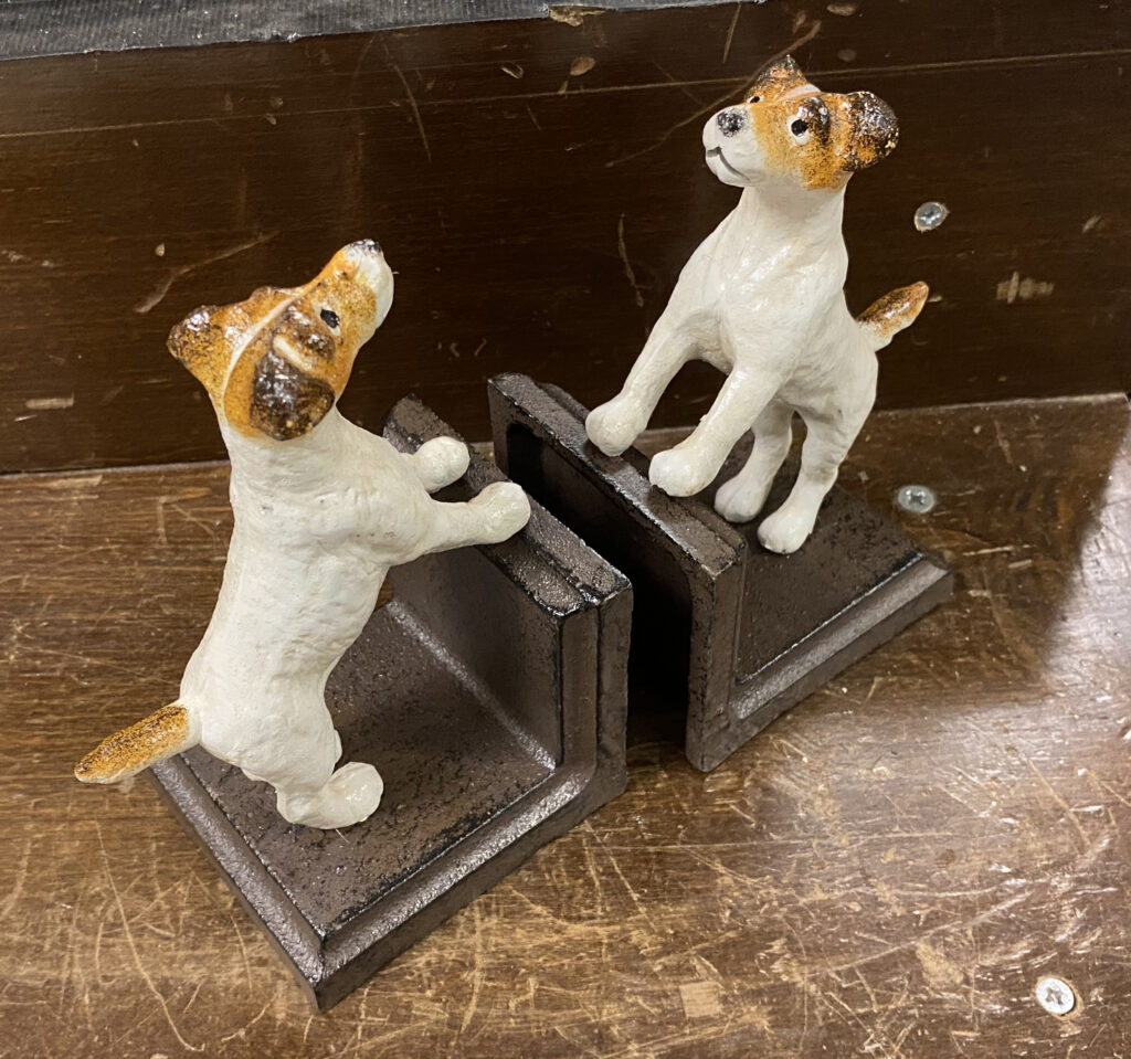 PAIR OF CAST IRON DOG BOOKENDS - Southgate Auction Rooms