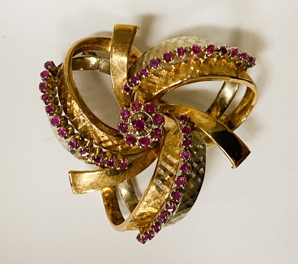 9CT GOLD RUBY BROOCH -13.7G APPROX - Southgate Auction Rooms