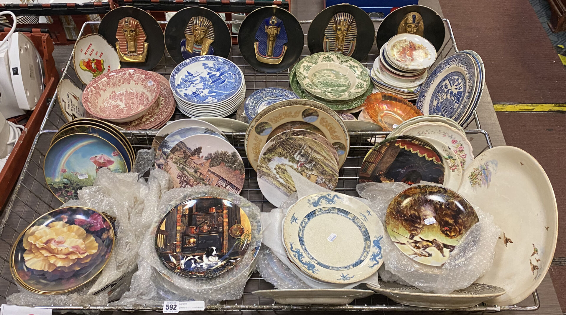 2 TRAYS OF COLLECTORS & CHINA PLATES - Southgate Auction Rooms