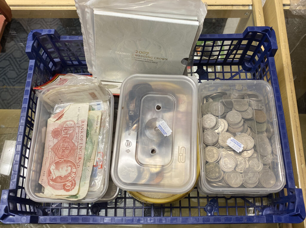 LARGE COLLECTION OF COINS / BANKNOTES - Southgate Auction Rooms