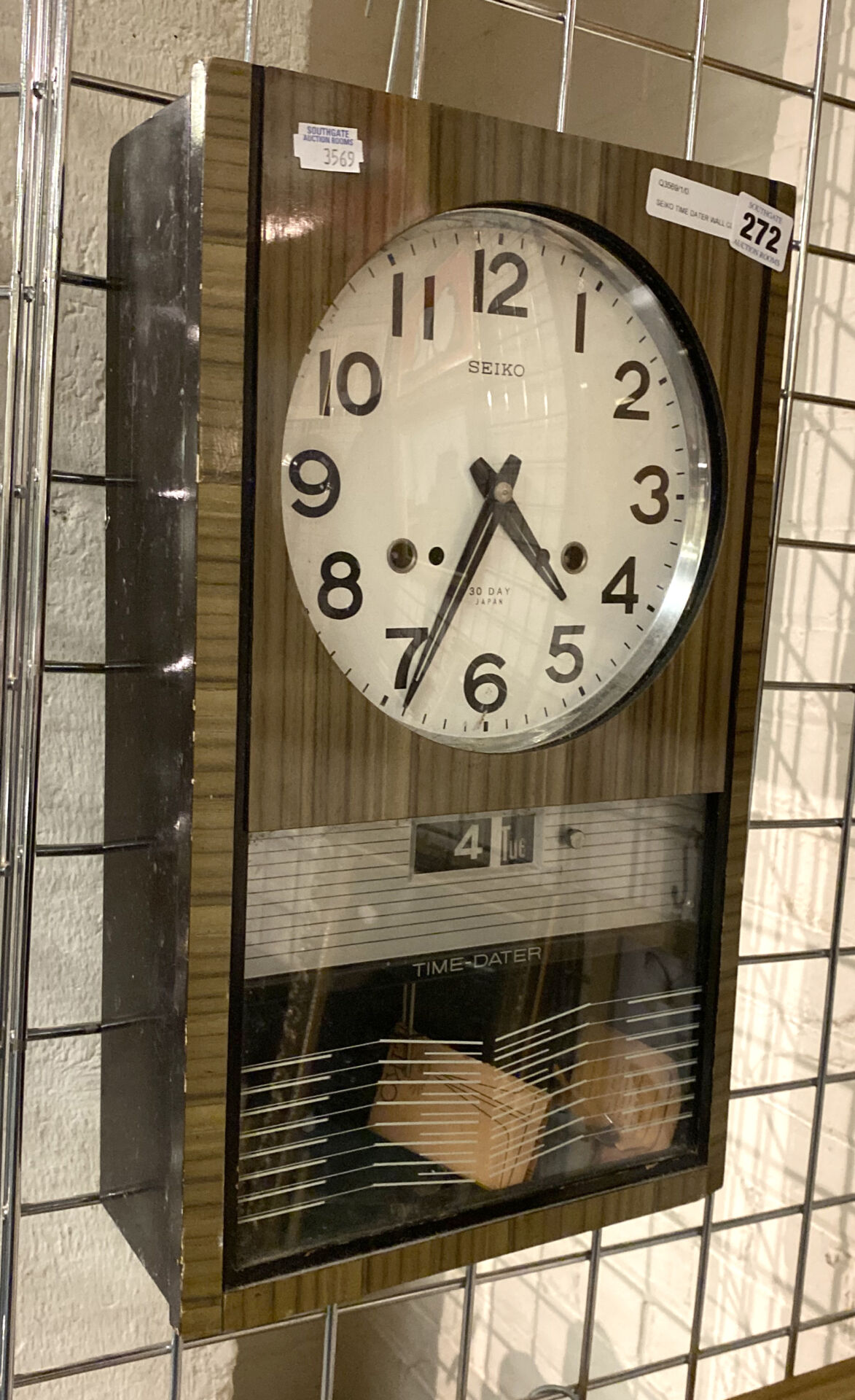 SEIKO TIME DATER WALL CLOCK WITH KEY & PENDULUM - Southgate Auction Rooms