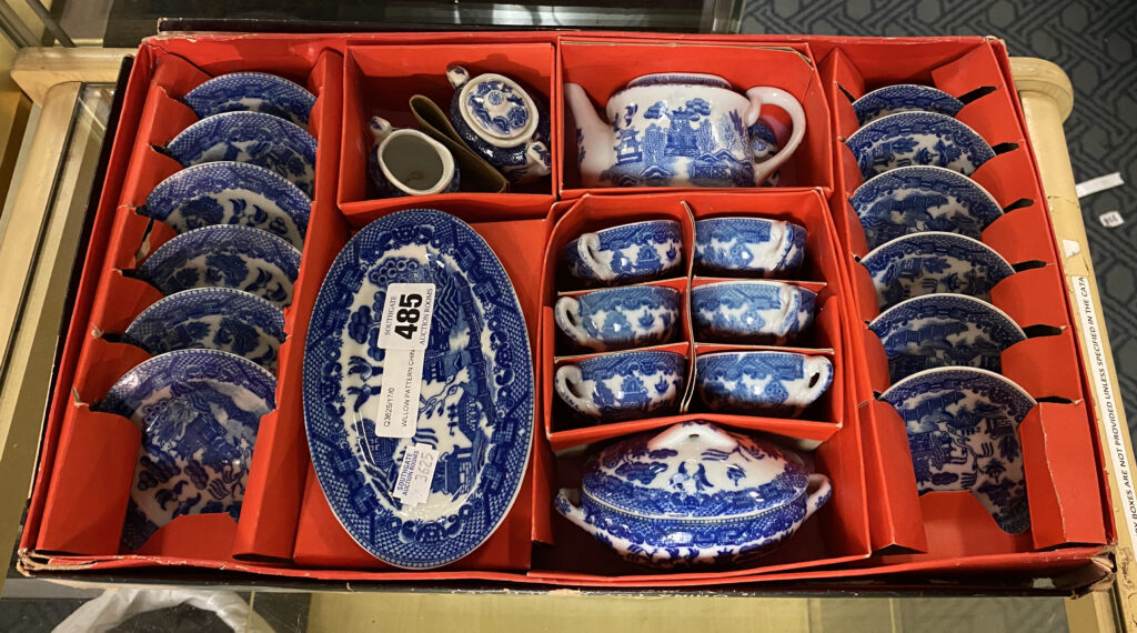 WILLOW PATTERN CHINA TOY DINNER SERVICE WITH ORIGINAL BOX - Southgate ...
