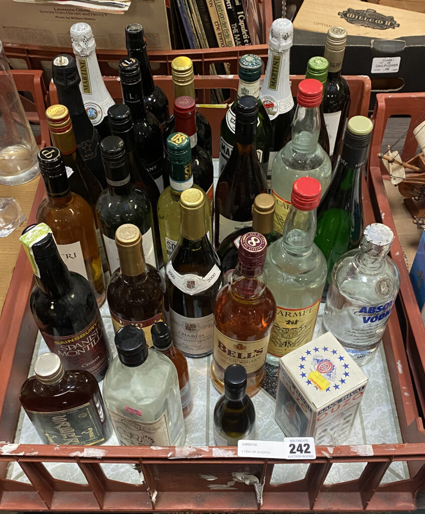 1 TRAY OF ALCOHOL - Southgate Auction Rooms