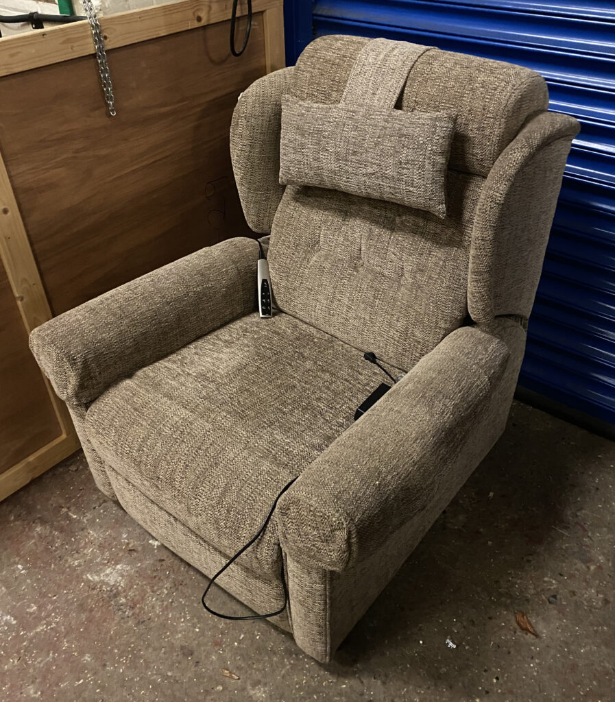 RECLINING RISE & FALL CHAIR - Southgate Auction Rooms