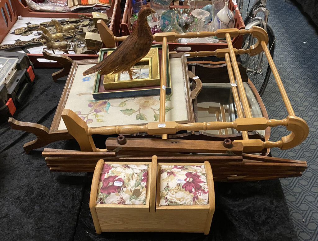 LARGE QUANTITY OF INTERESTING ITEMS - Southgate Auction Rooms