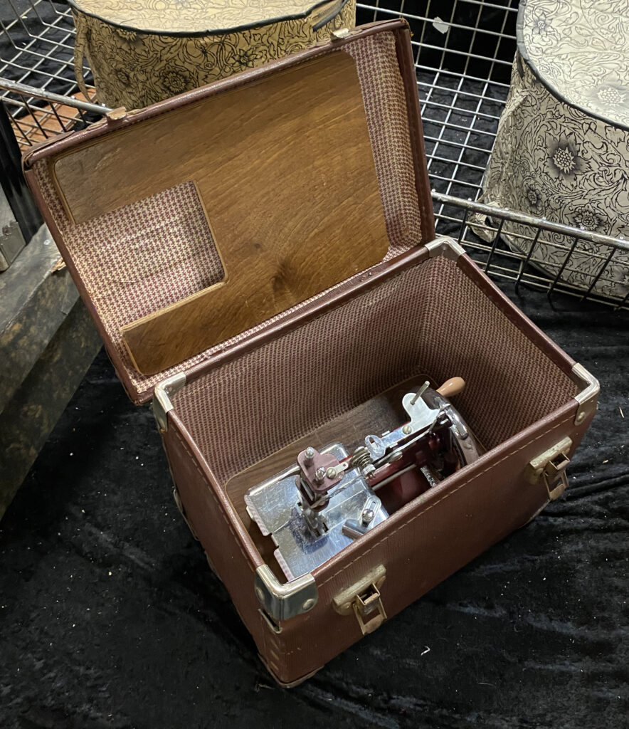 VINTAGE MINI SEWING MACHINE - Southgate Auction Rooms