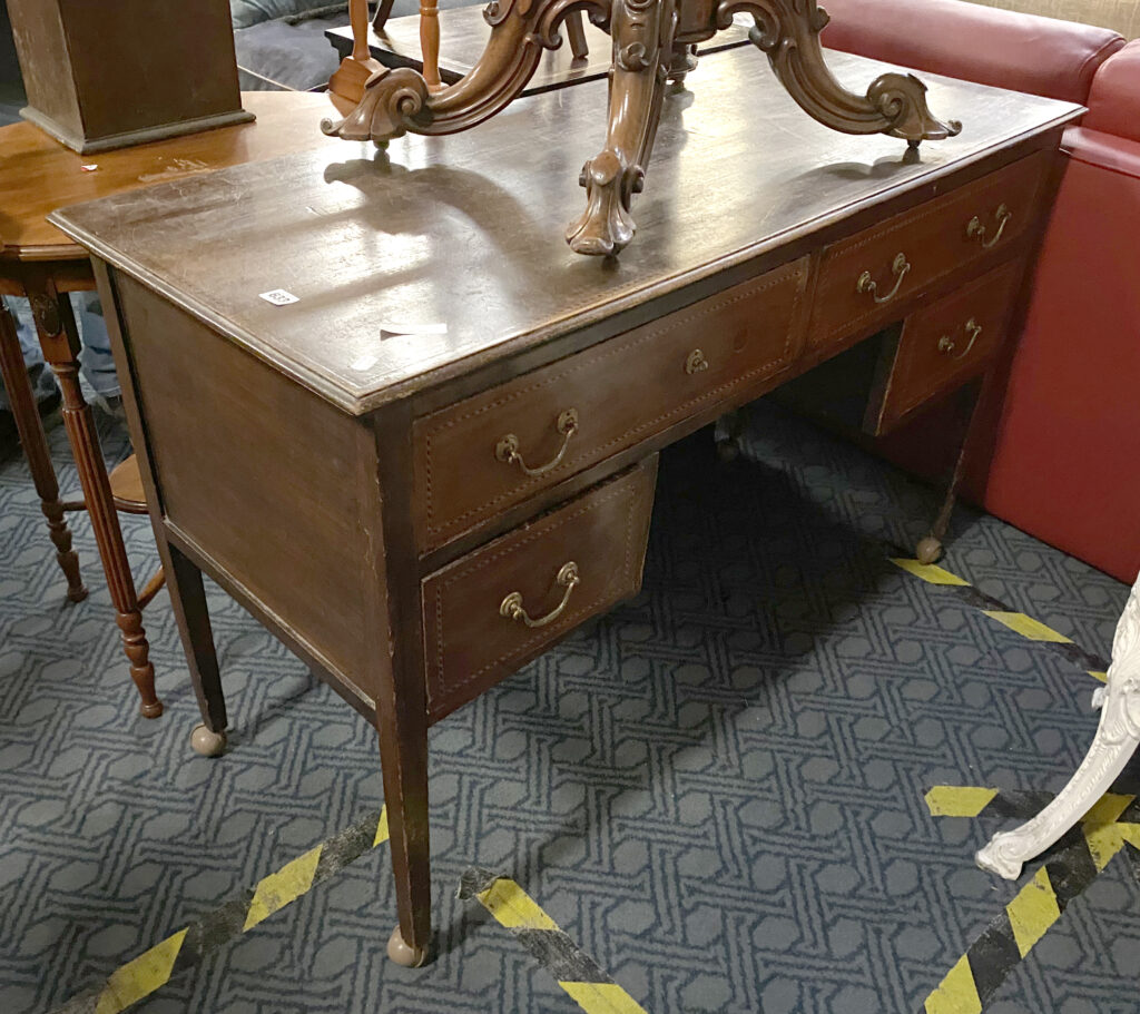 LADIES 4 DRAWER DESK - Southgate Auction Rooms