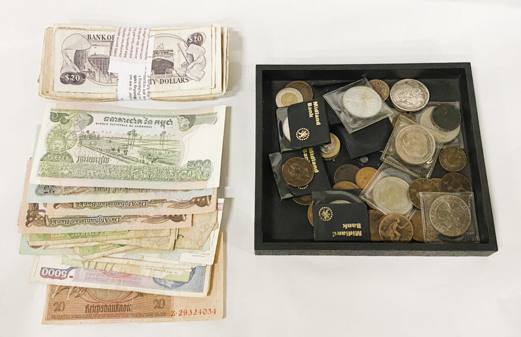 COLLECTION OF COINS & BANKNOTES (120 IN TOTAL) - Southgate Auction Rooms