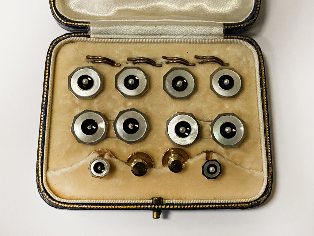 9CT GOLD COLLAR STUD SET - Southgate Auction Rooms