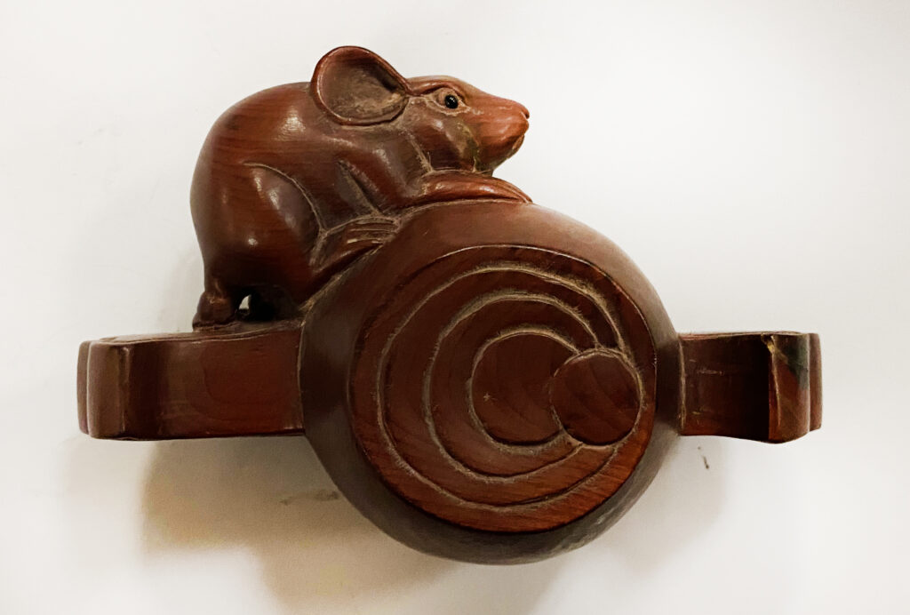 SIGNED WOOD RAT CARVING - Southgate Auction Rooms